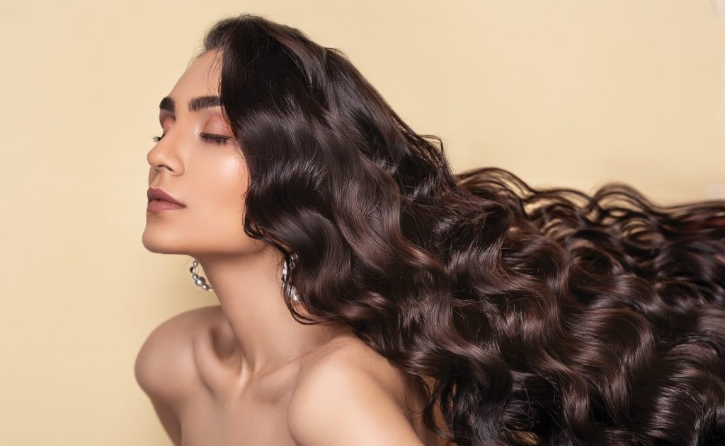 Comment prendre soin de vos cheveux ondulés naturellement
