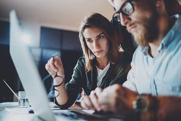 Collègue amoureux : 12 Signes d'attirance au travail