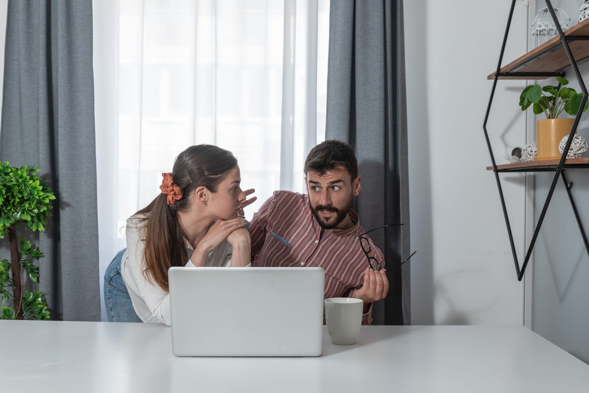 25 Signes de flirt au travail : votre collègue ressent-il la même chose ...