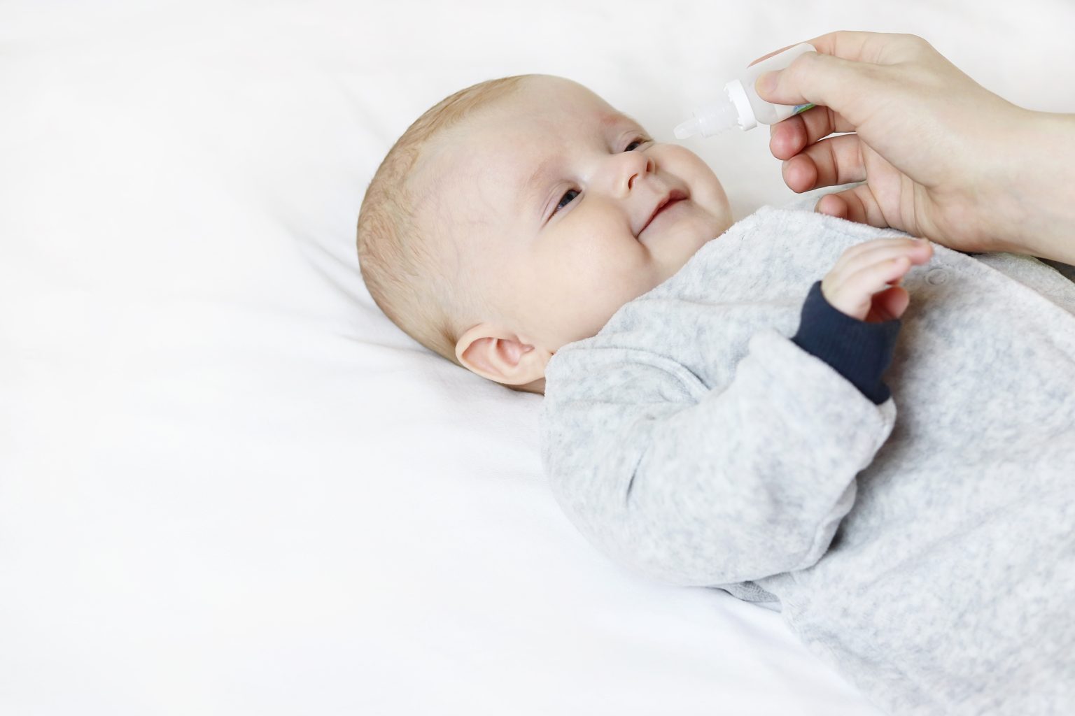 Sérum physiologique pour le nez : bénéfices, utilisation et dangers