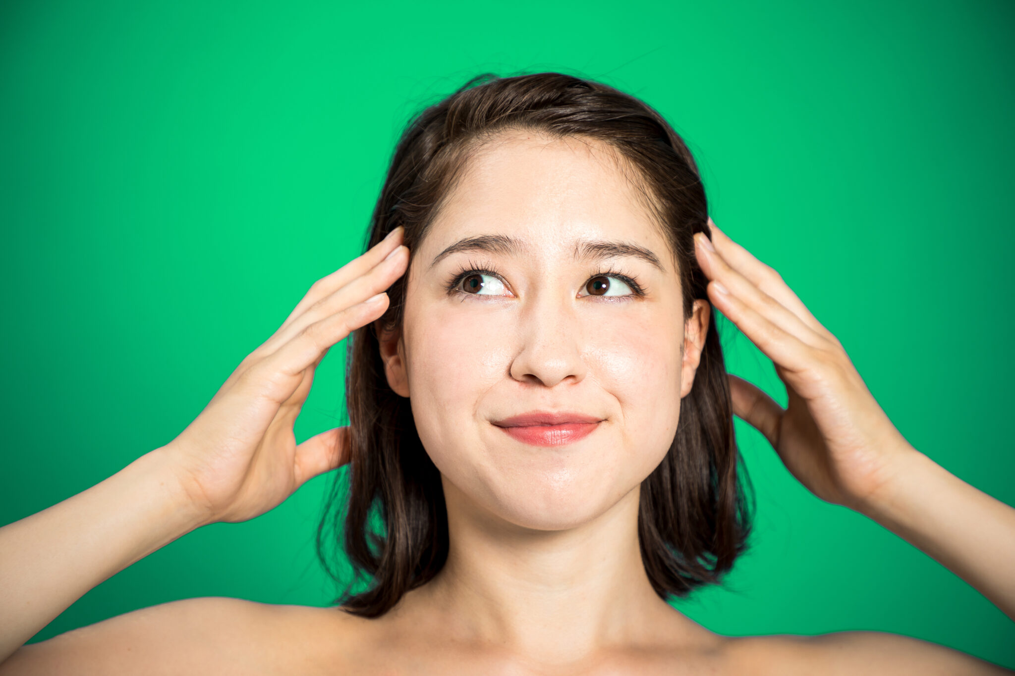 Bouton sur le cuir chevelu : causes et traitements naturels