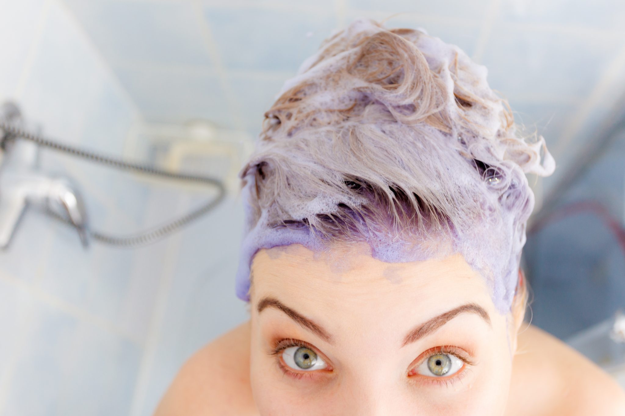 Quels sont les avantages du shampoing violet pour votre couleur