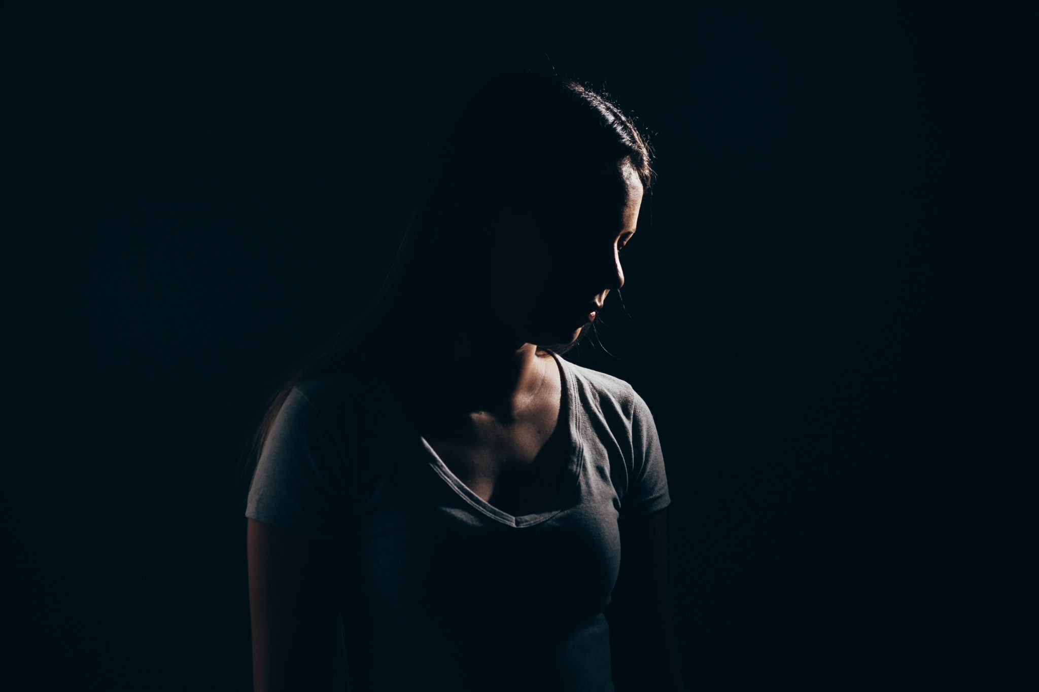 Blessures de rejet : origine et symptômes de ce sentiment dépressif