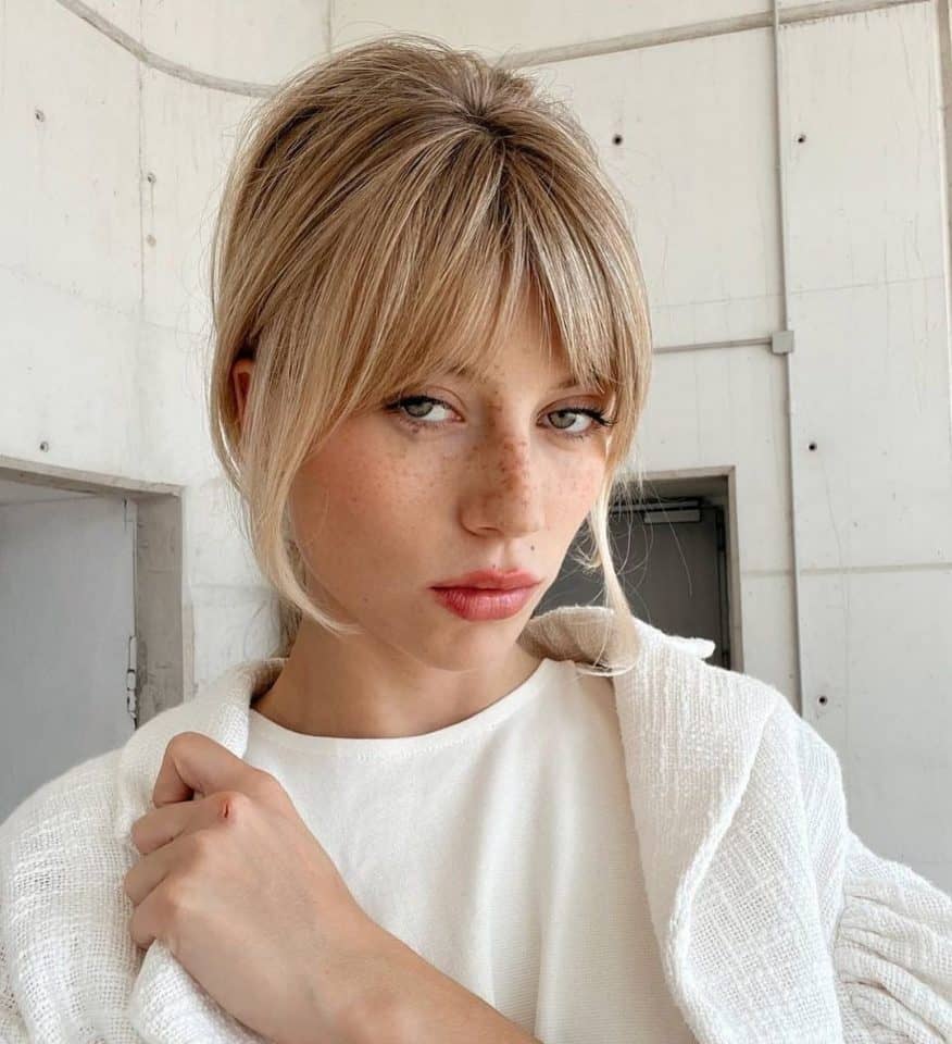 Frange rideau : 48 Idées de coiffures originales pour les femmes