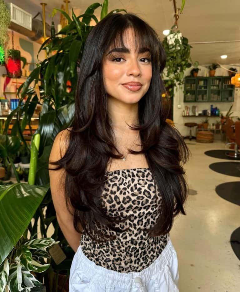 30 Coiffures pour cacher ton grand front avec style et élégance