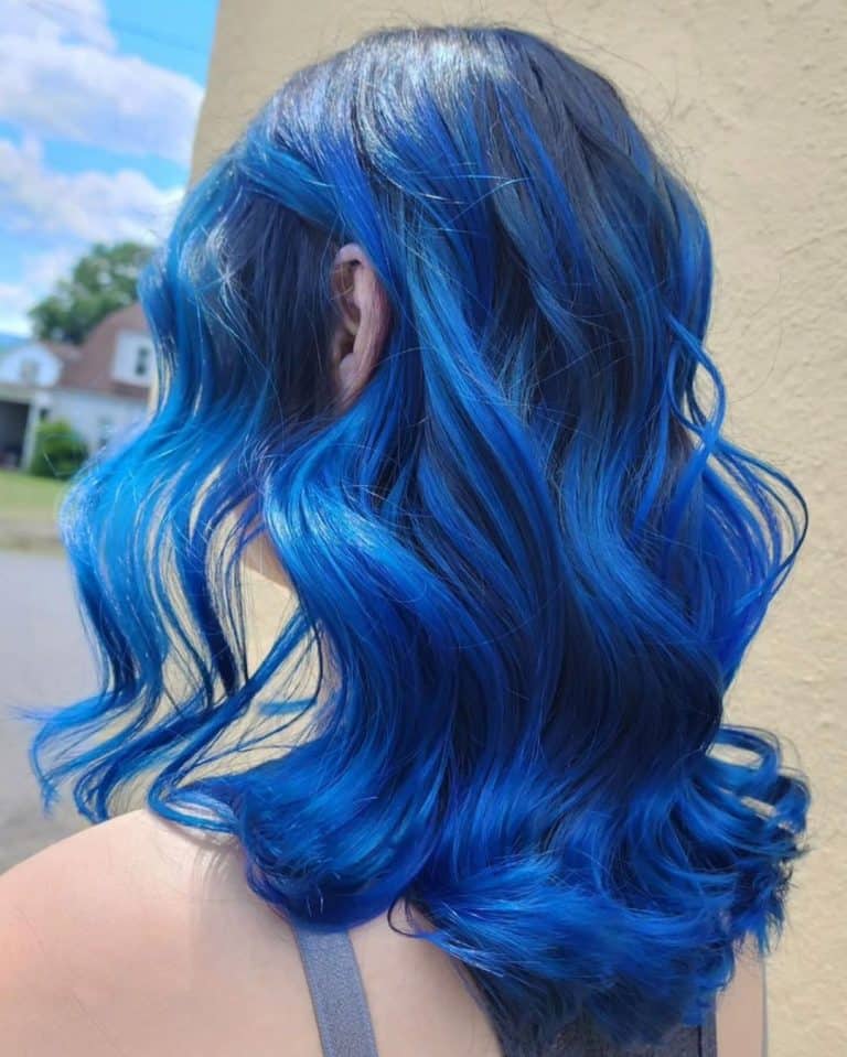 Surfez sur la tendance blue hair avec des cheveux bleus pétillants