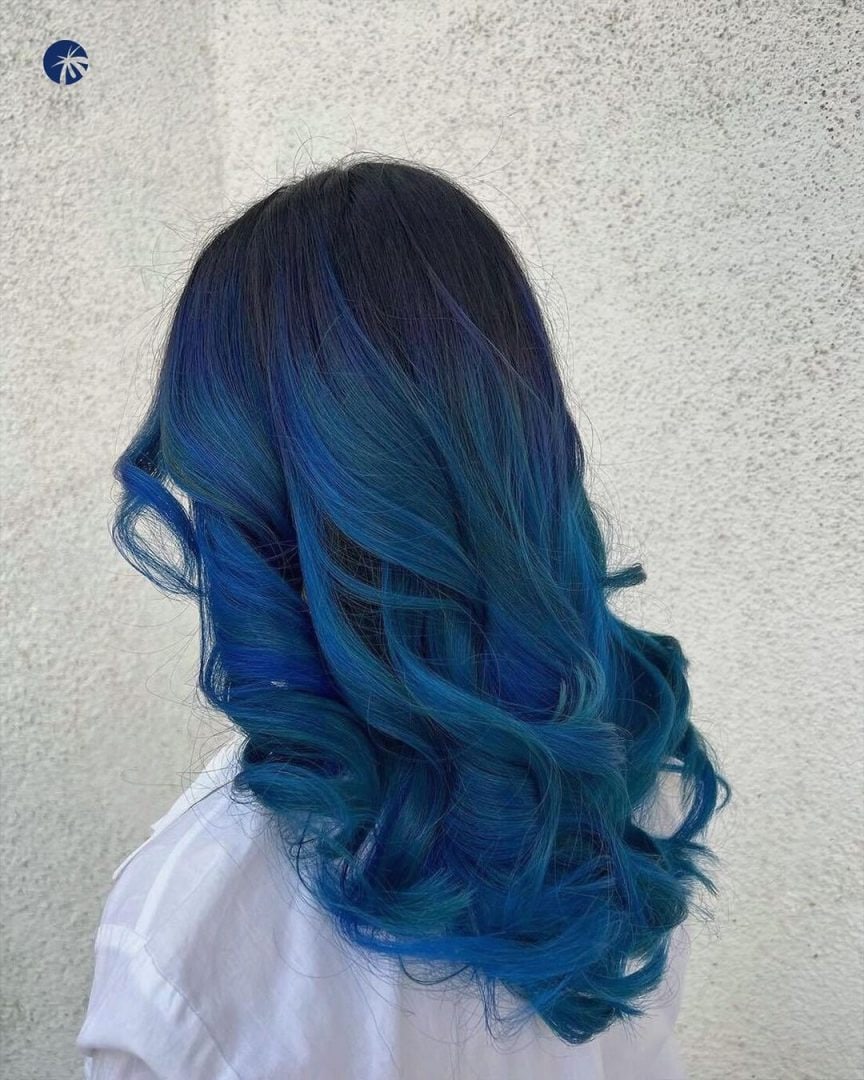 Surfez sur la tendance blue hair avec des cheveux bleus pétillants